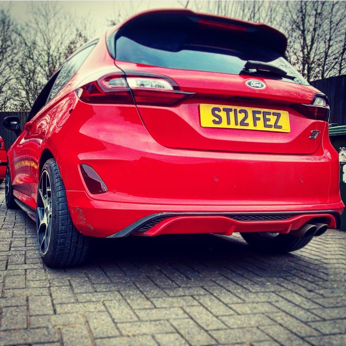 Fiesta ST with neon 4D plates – Crystal Plates